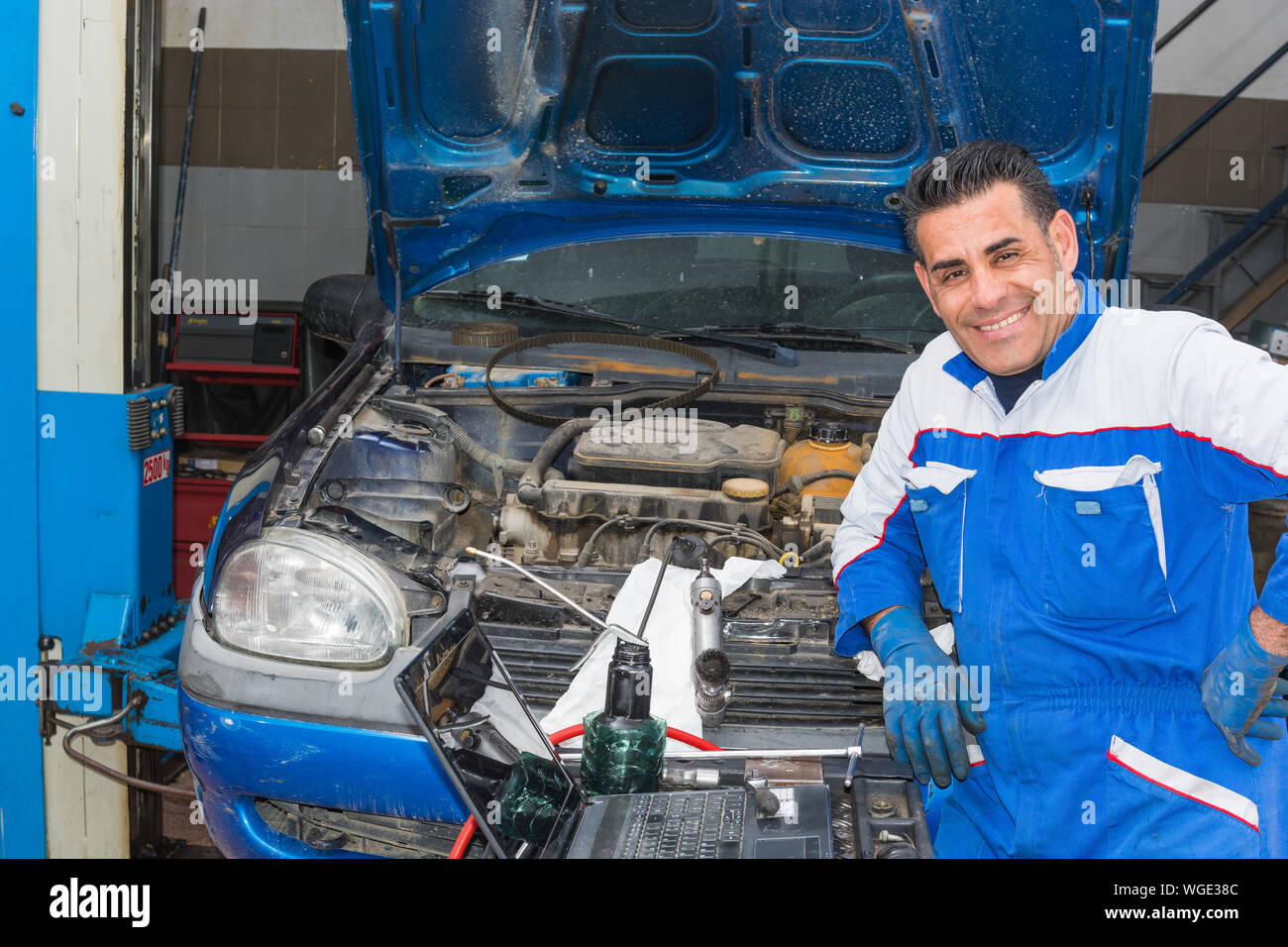 Auto shop worker hi-res stock photography and images - Alamy