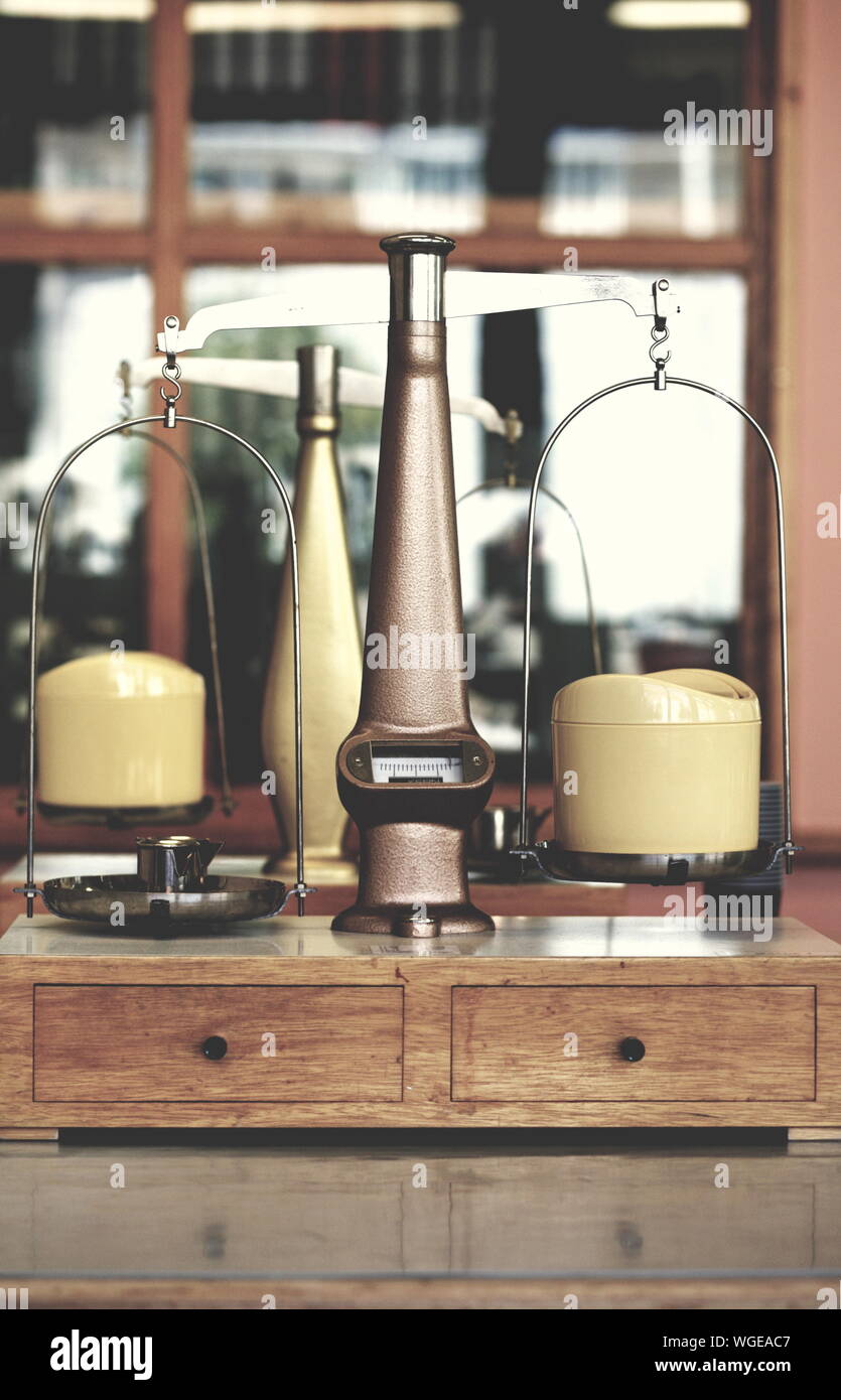 Scale and weights hi-res stock photography and images - Alamy