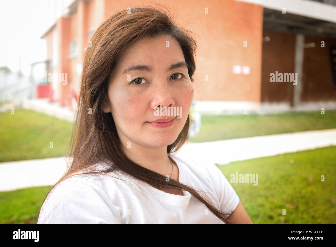 Women outside smiling hi-res stock photography and images - Alamy