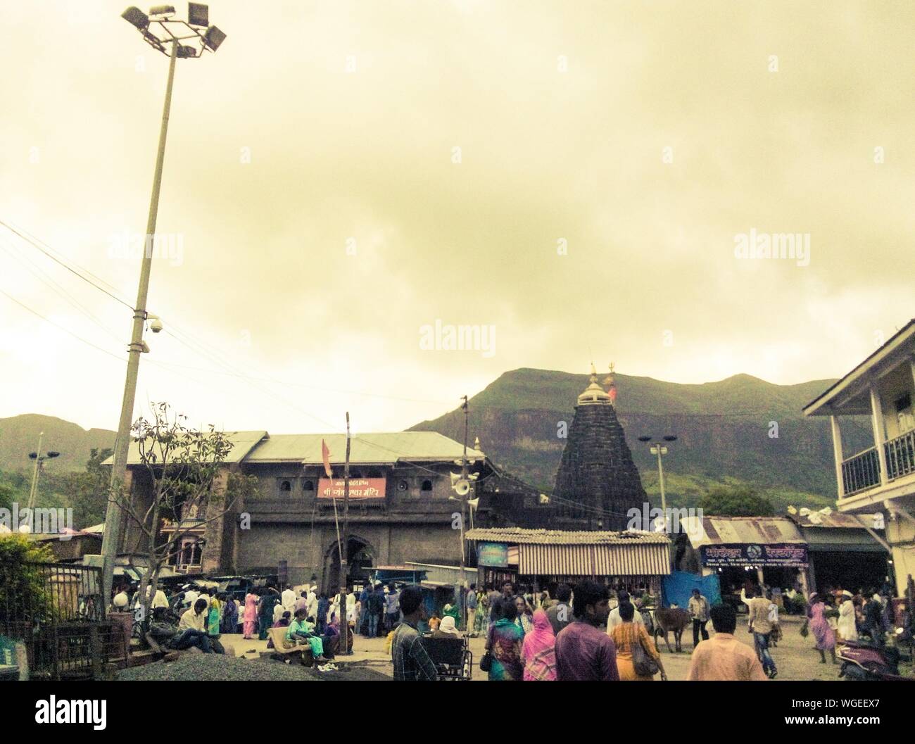 People worship in hindu temple hi-res stock photography and images - Alamy