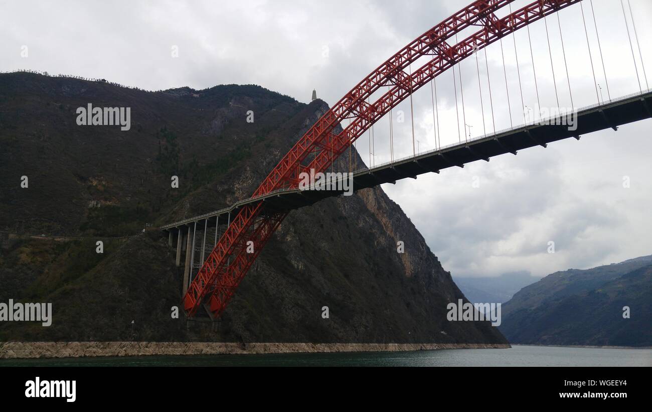 Yangtze river bridge architecture hi-res stock photography and images ...