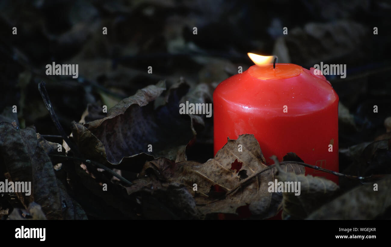 Red burning candle hi-res stock photography and images - Alamy