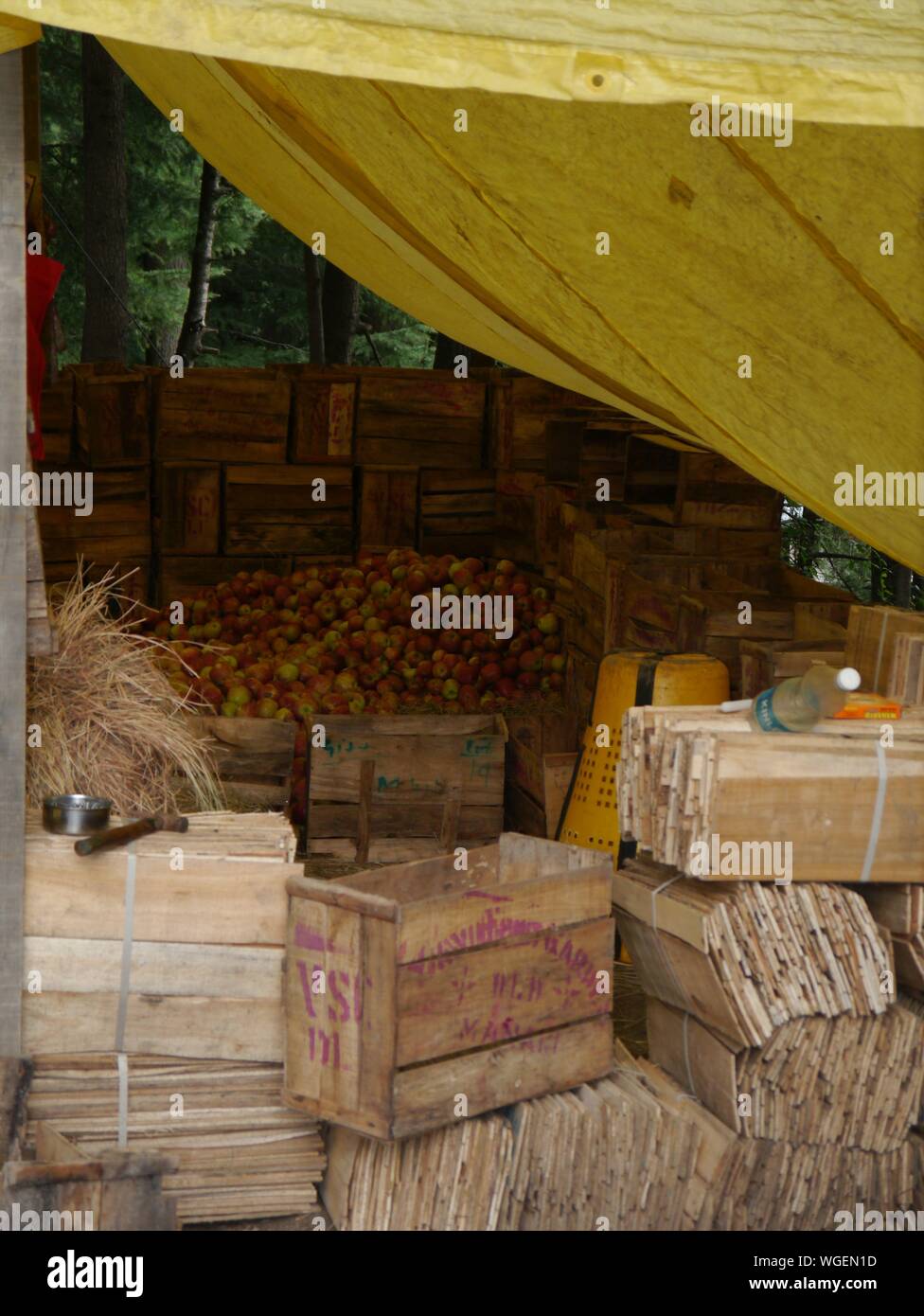 Old apple boxes hi-res stock photography and images - Alamy