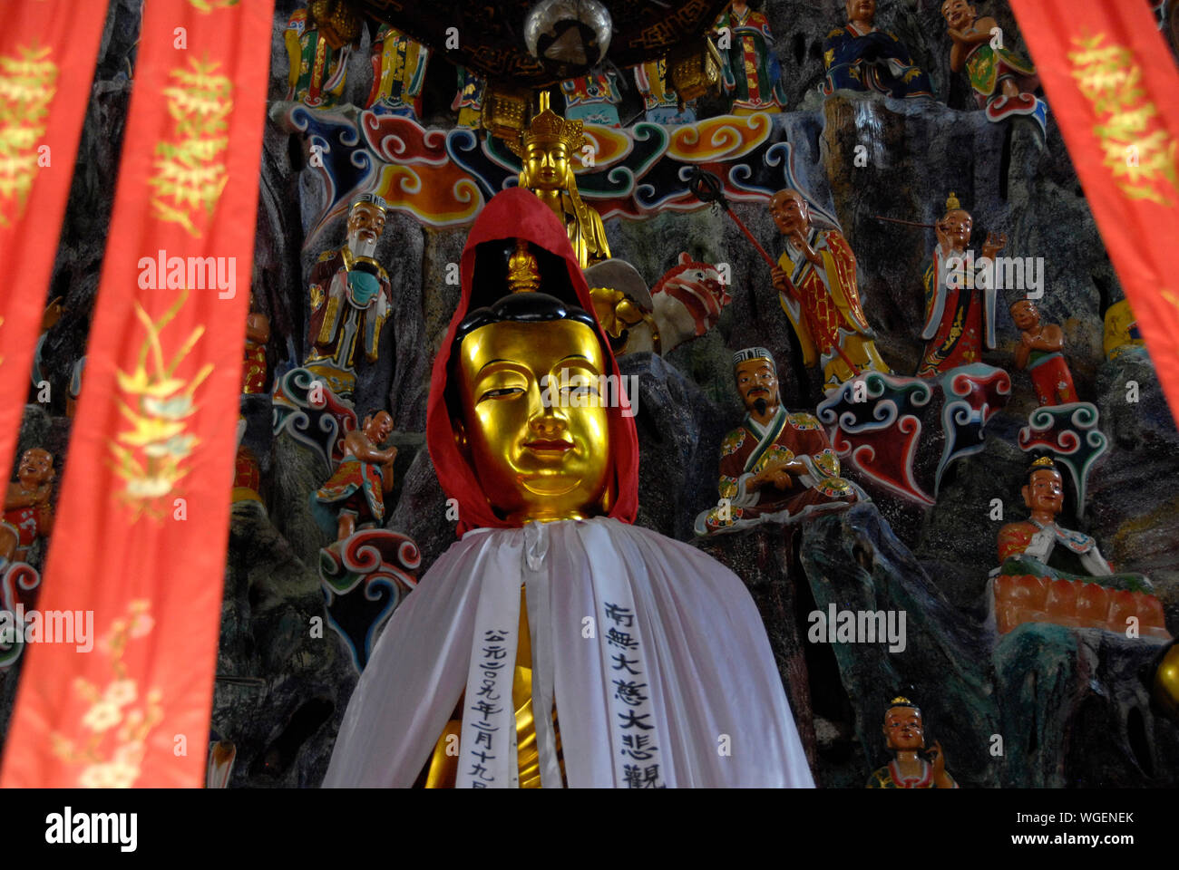 Gold statue in china hi-res stock photography and images - Alamy