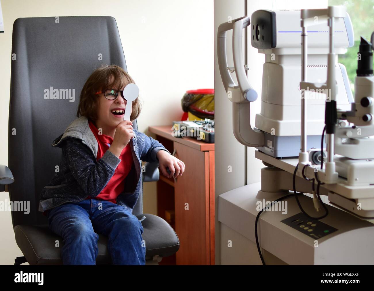 Ophthalmologist Child High Resolution Stock Photography and Images - Alamy
