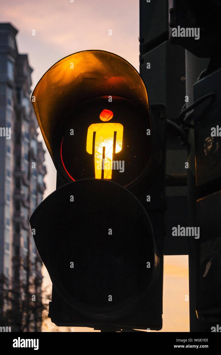 Don't walk sign traffic signal hi-res stock photography and images - Alamy