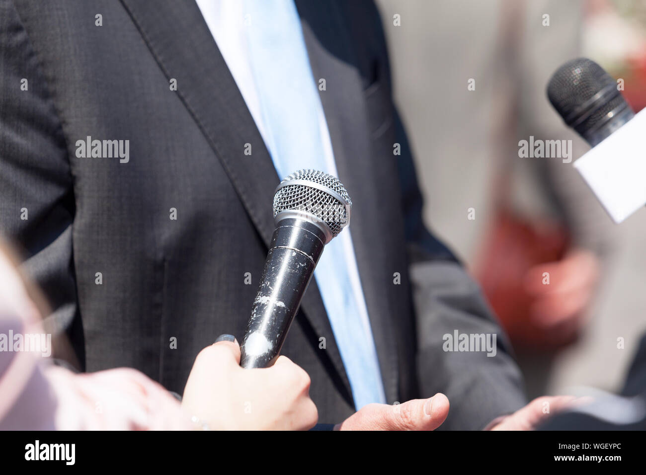 Hand holding microphone hi-res stock photography and images - Alamy