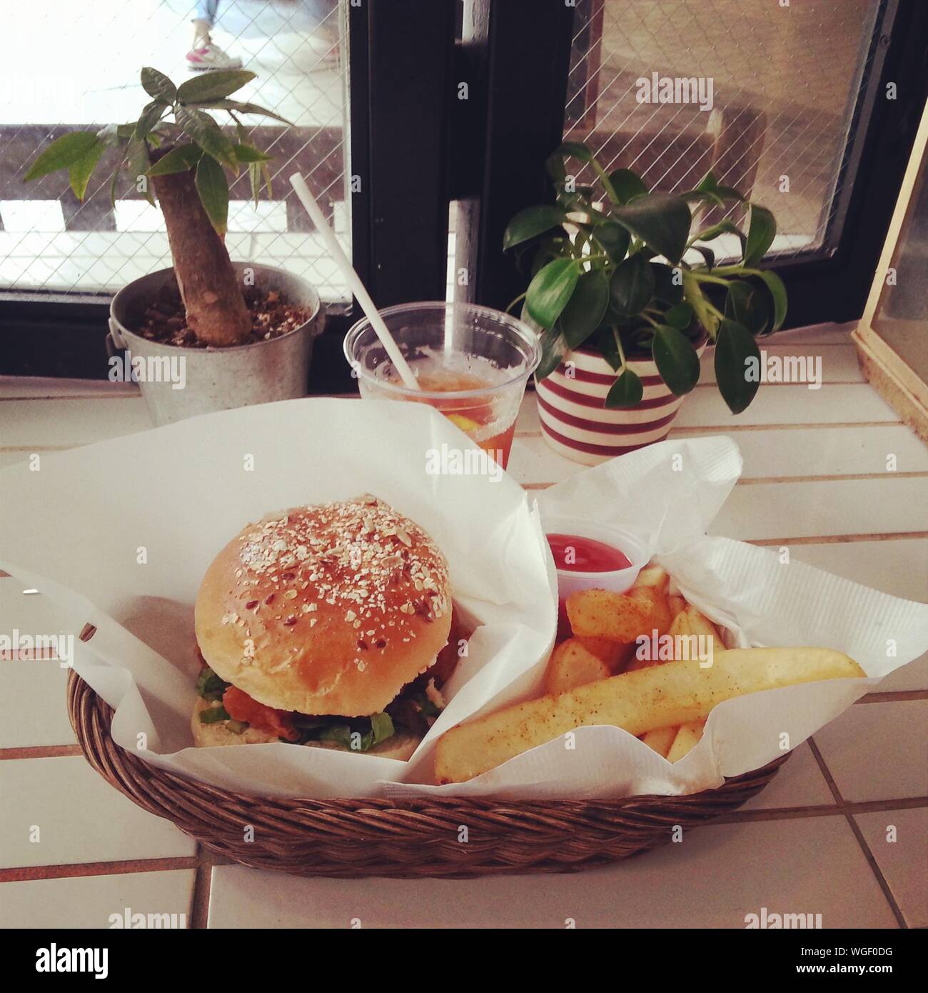 Burger basket hi-res stock photography and images - Alamy