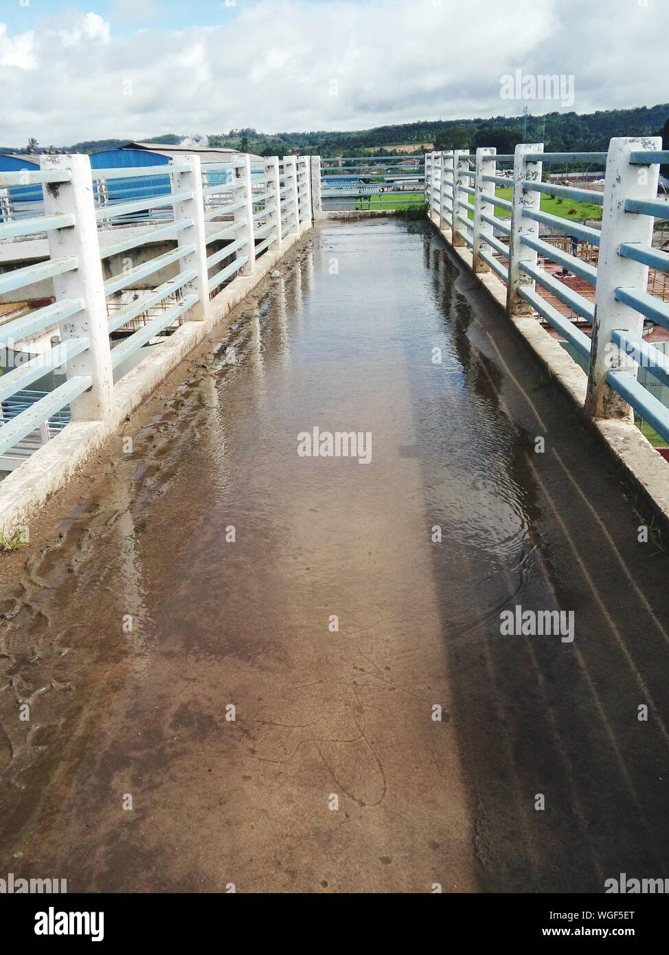 Pedestrian water bridge hi-res stock photography and images - Alamy