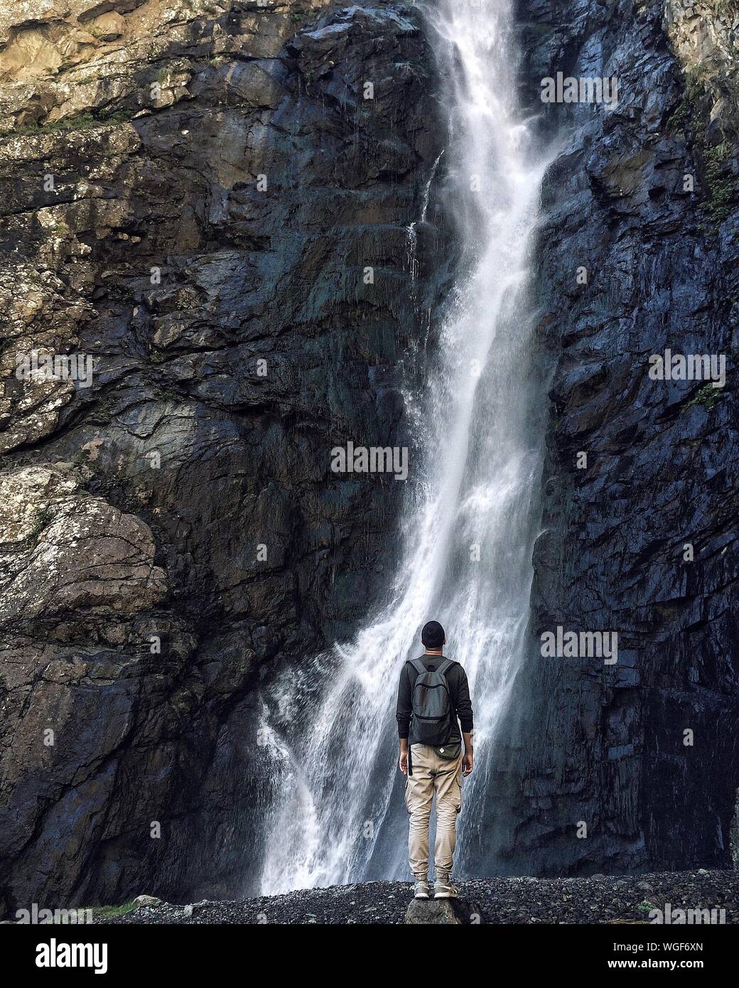 Man standing in front cliff hi-res stock photography and images - Alamy