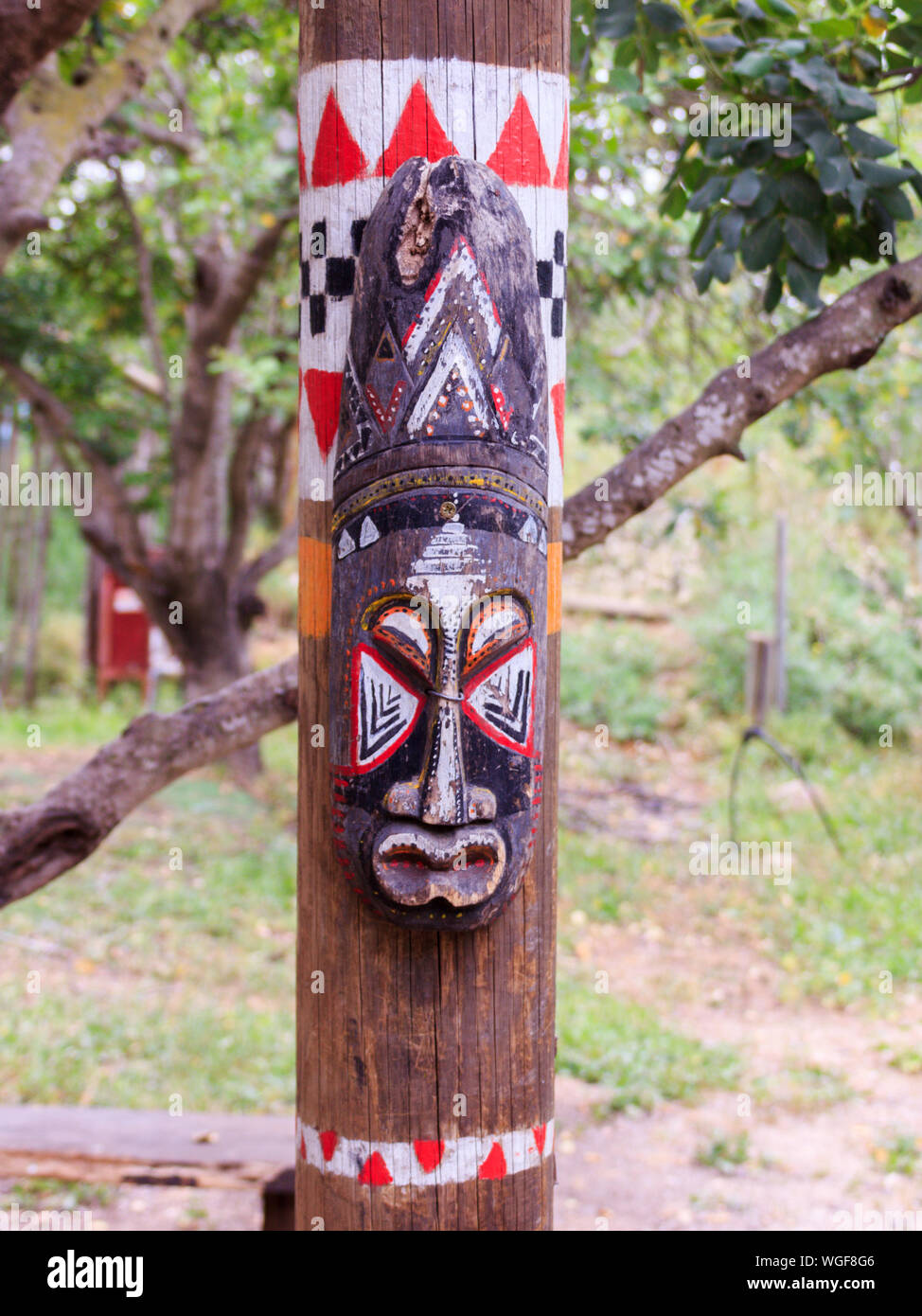 Totem mask hi-res stock photography and images - Alamy