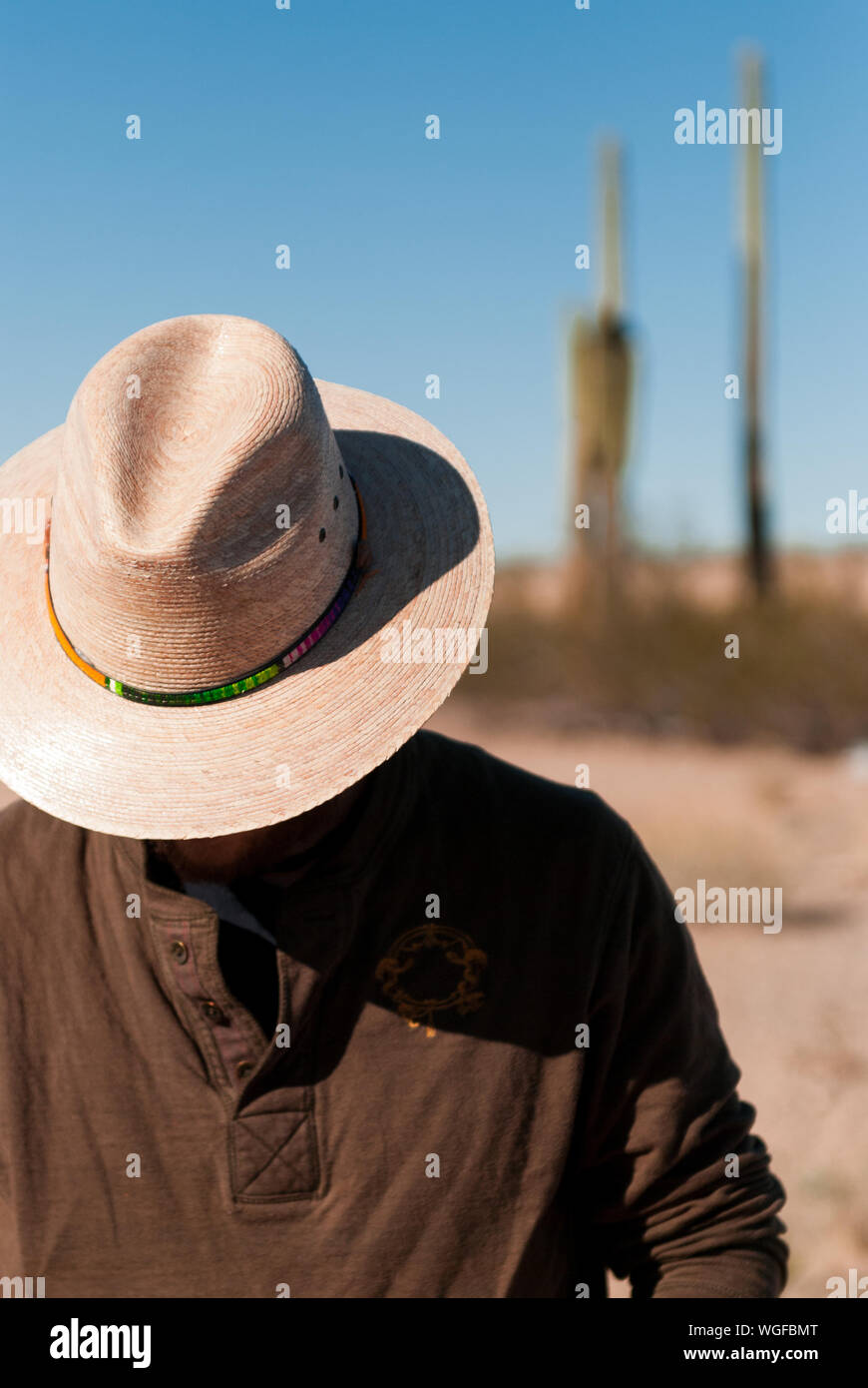 Man wearing straw cowboy hat hi-res stock photography and images - Alamy