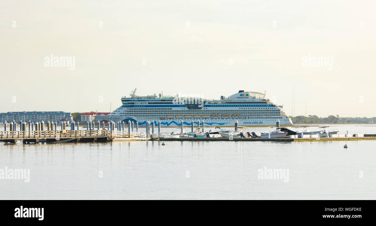 CHARLESTON, SOUTH CAROLINA-OCTOBER 27, 2016: The Aida Luna comes into ...