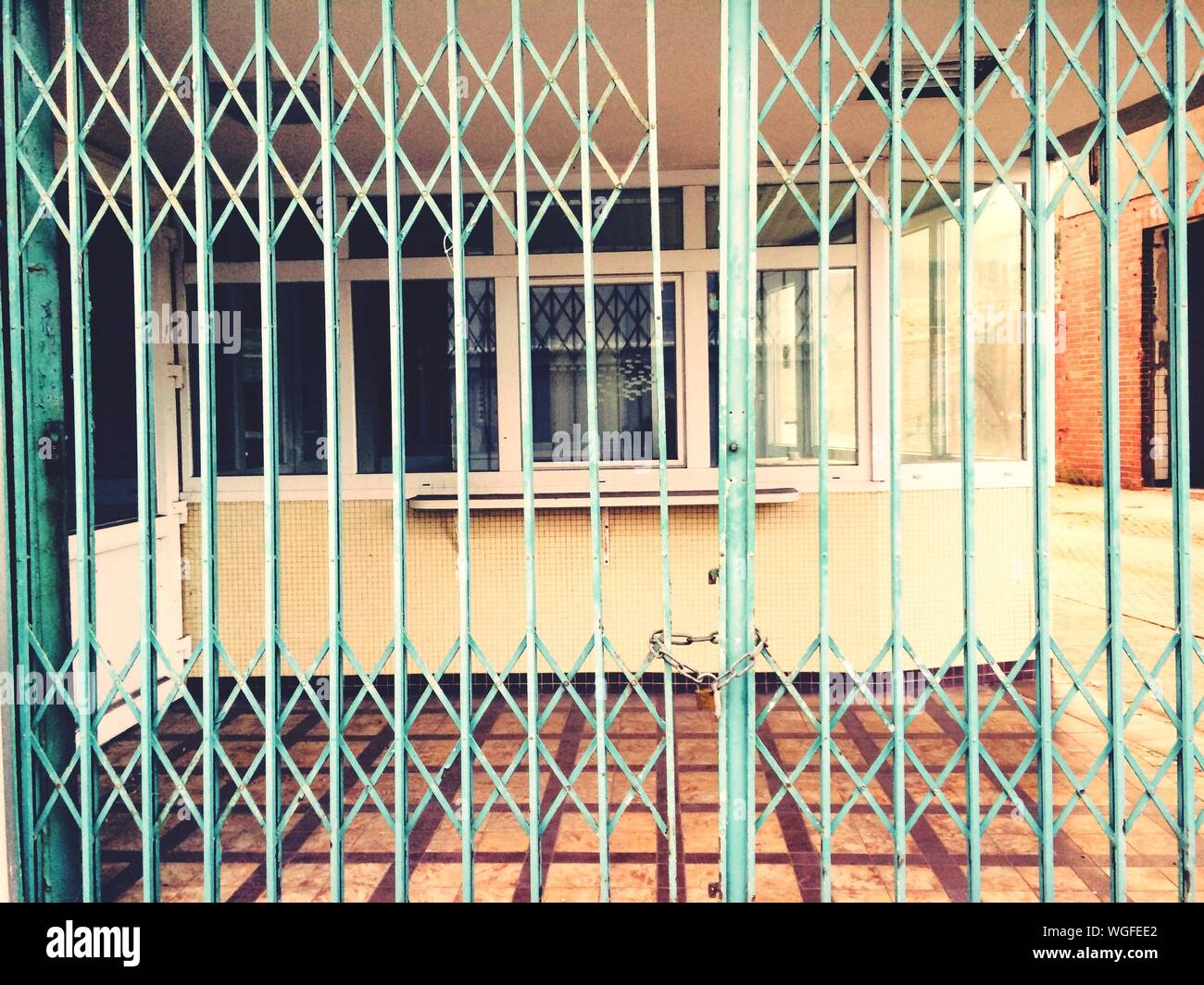 Gate padlock hi-res stock photography and images - Alamy