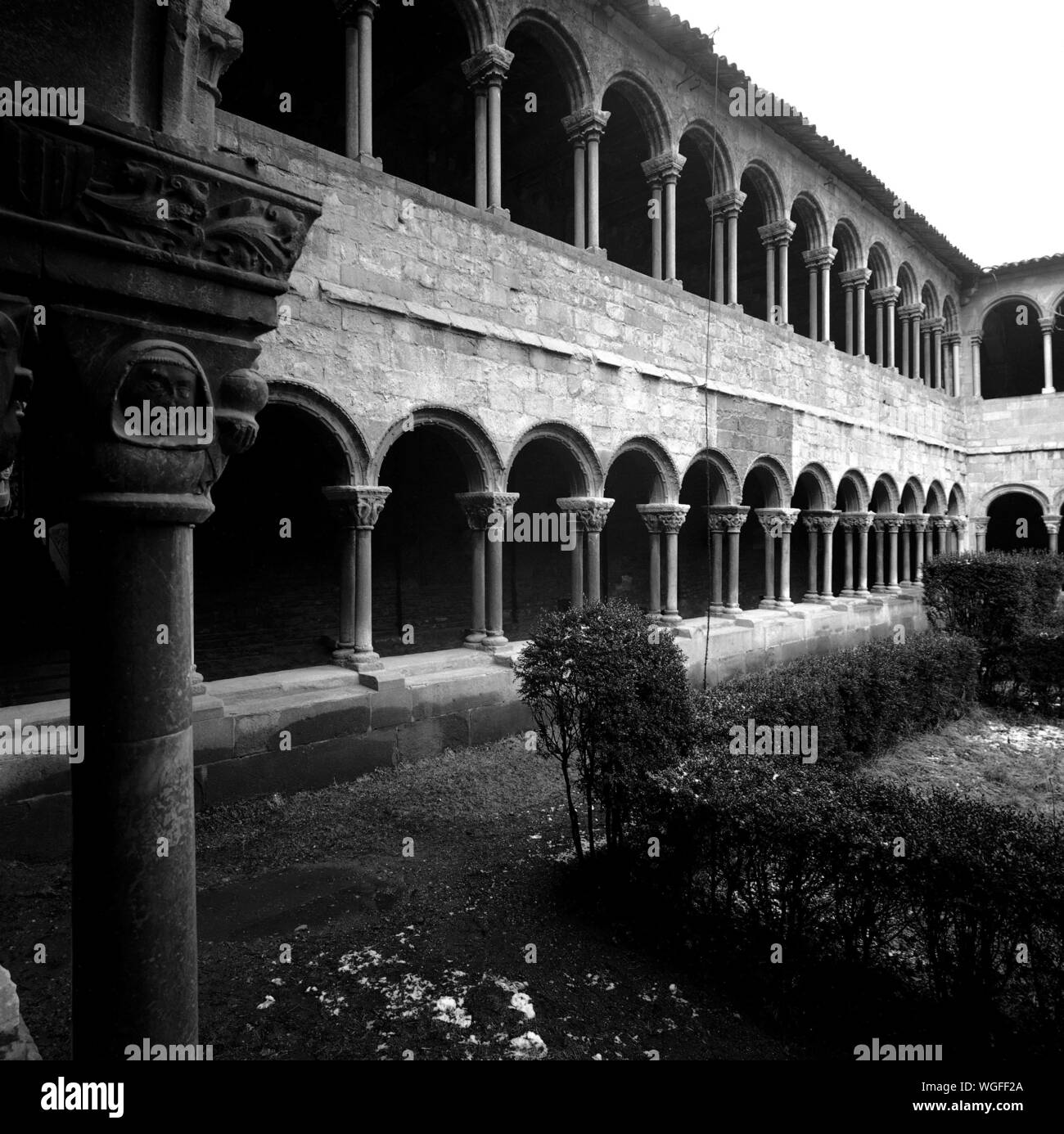 CLAUSTRO ROMANICO DE SANTA MARIA DE RIPOLL CONSTRUIDO ENTRE EL SIGLO ...