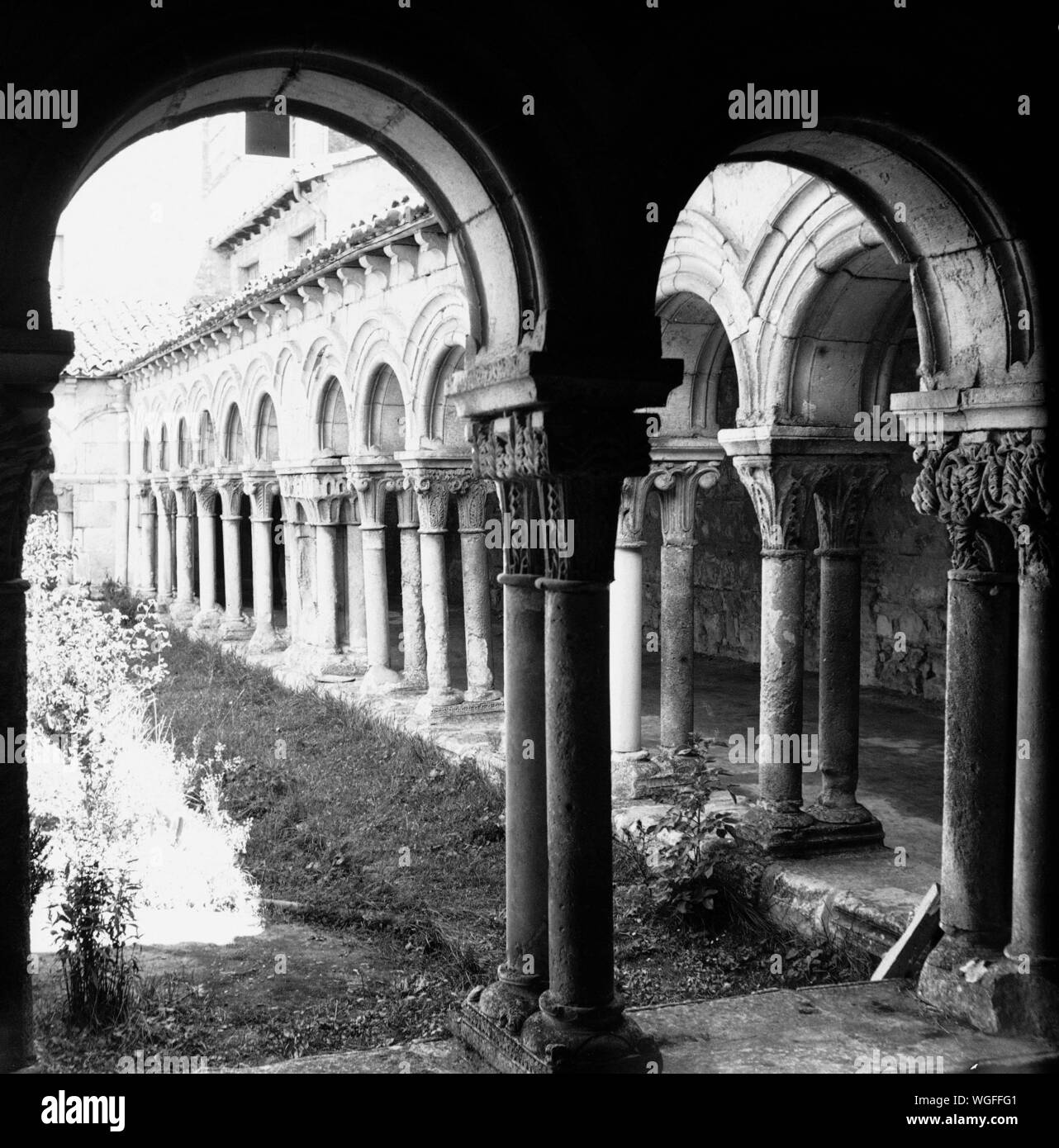CLAUSTRO ROMANICO DE SANTA MARIA DE RIPOLL CONSTRUIDO ENTRE EL SIGLO ...