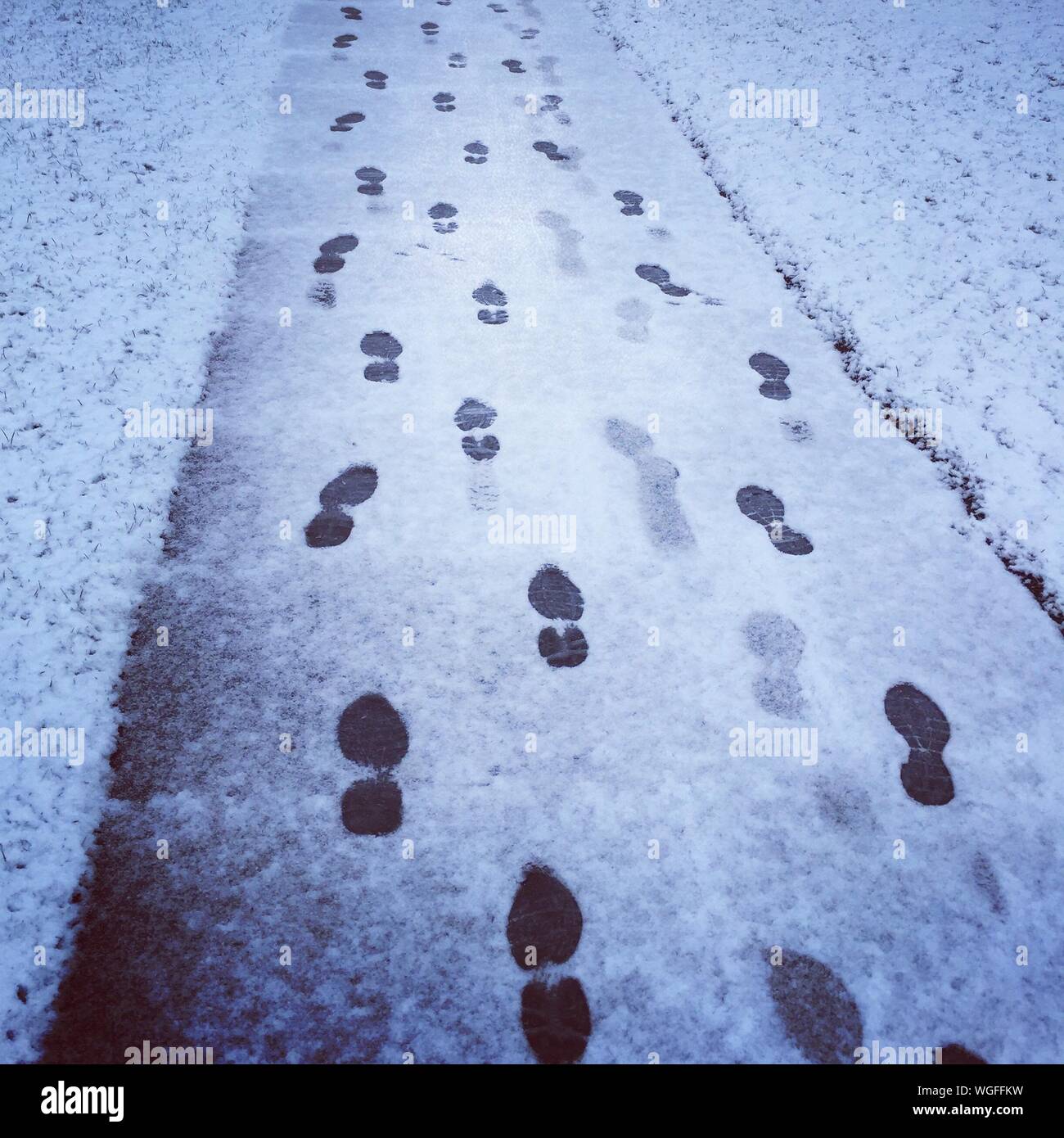 Snow covered pathway hi-res stock photography and images - Alamy