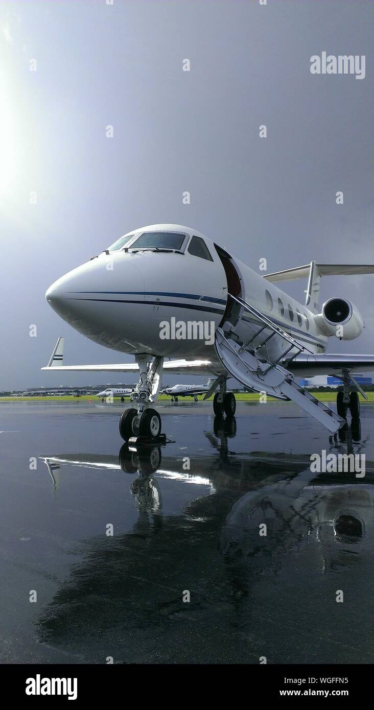 Wet runway hi-res stock photography and images - Alamy