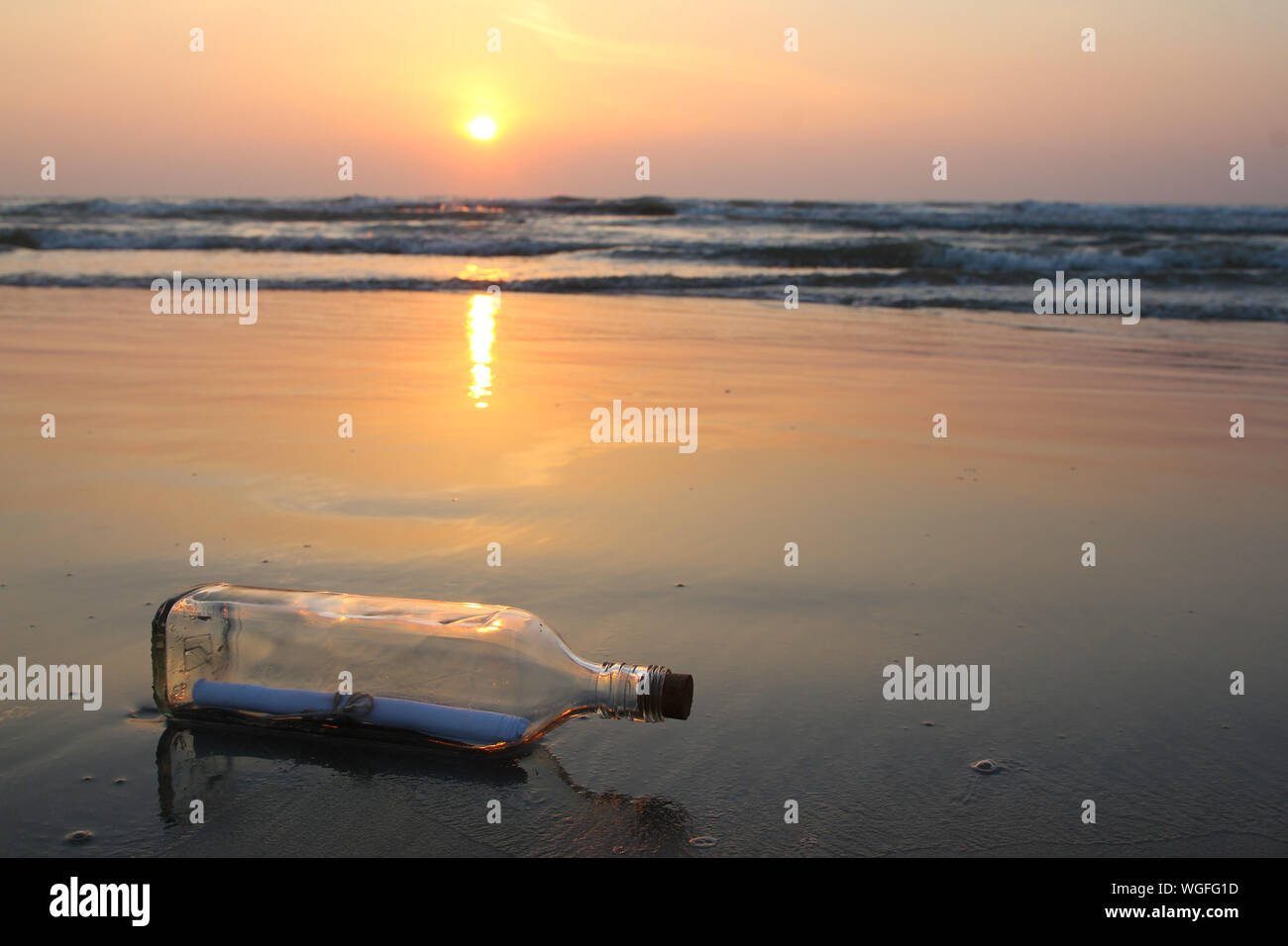 Message bottle beach hi-res stock photography and images - Alamy