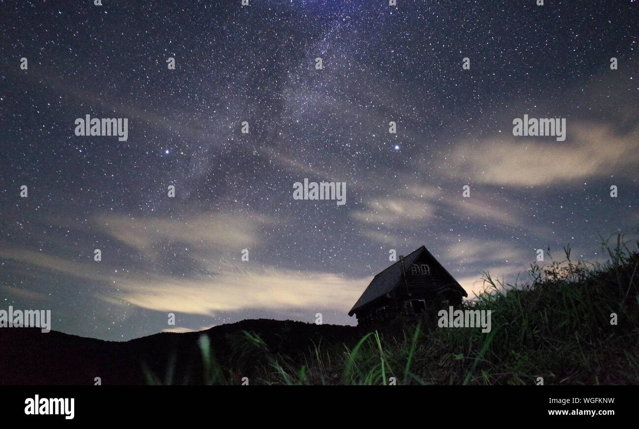 Starry night sky house hi-res stock photography and images - Alamy