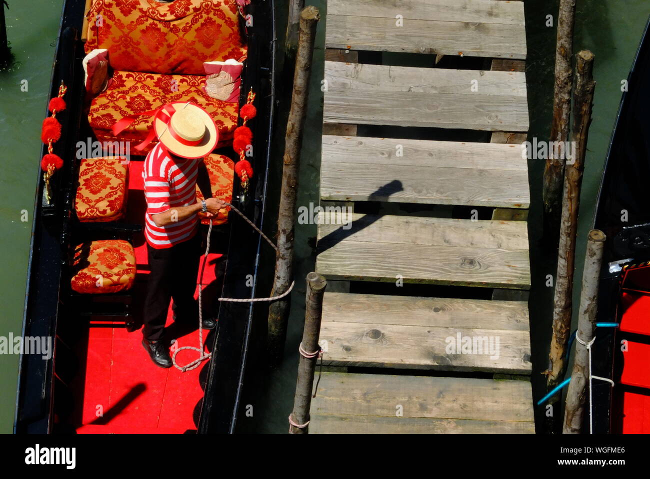 Mooring men hi-res stock photography and images - Alamy