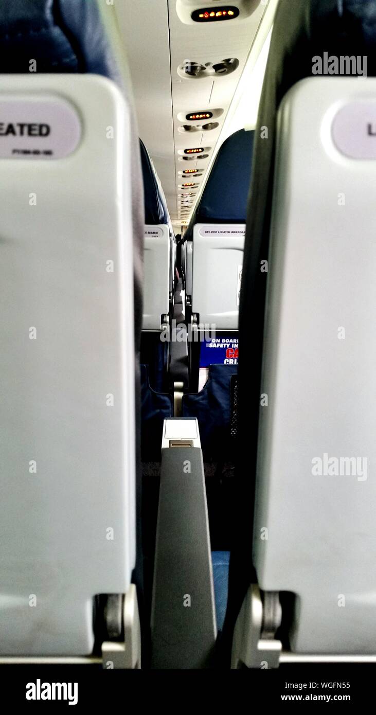 Airplane row seats hi-res stock photography and images - Alamy