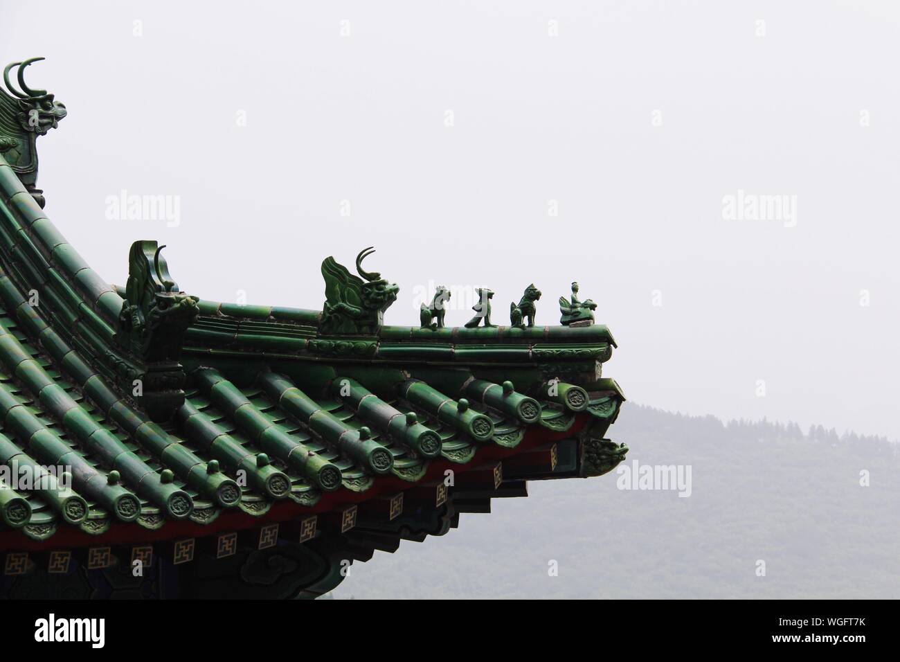 Statues on roof hi-res stock photography and images - Alamy
