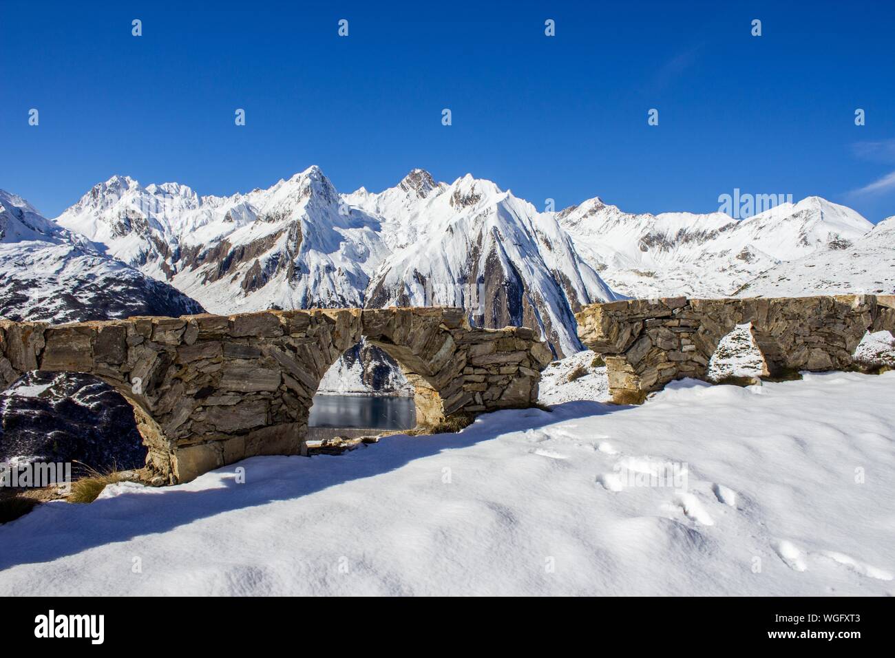 Broken arch hi-res stock photography and images - Alamy