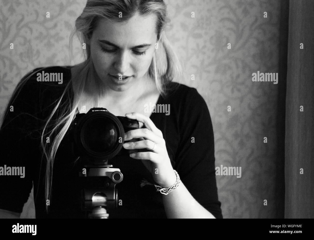 Adjusting lens hi-res stock photography and images - Alamy