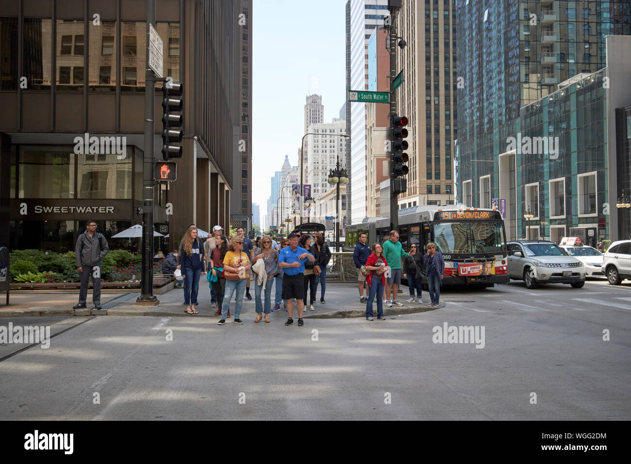 Illinois chicago pedestrians cross street hi-res stock photography and ...