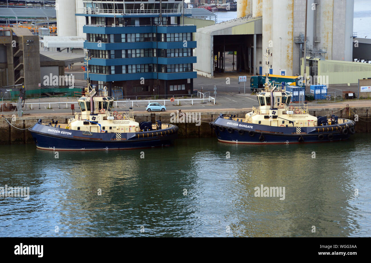 Southampton docks tugs hi-res stock photography and images - Alamy
