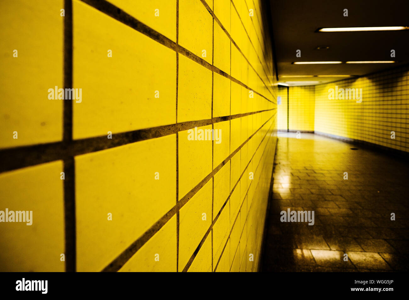 Yellow walkway hi-res stock photography and images - Alamy