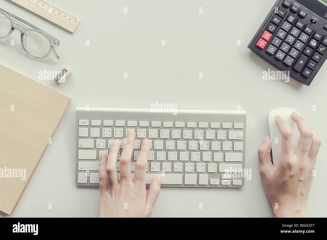 Keyboard hands computer hi-res stock photography and images - Alamy