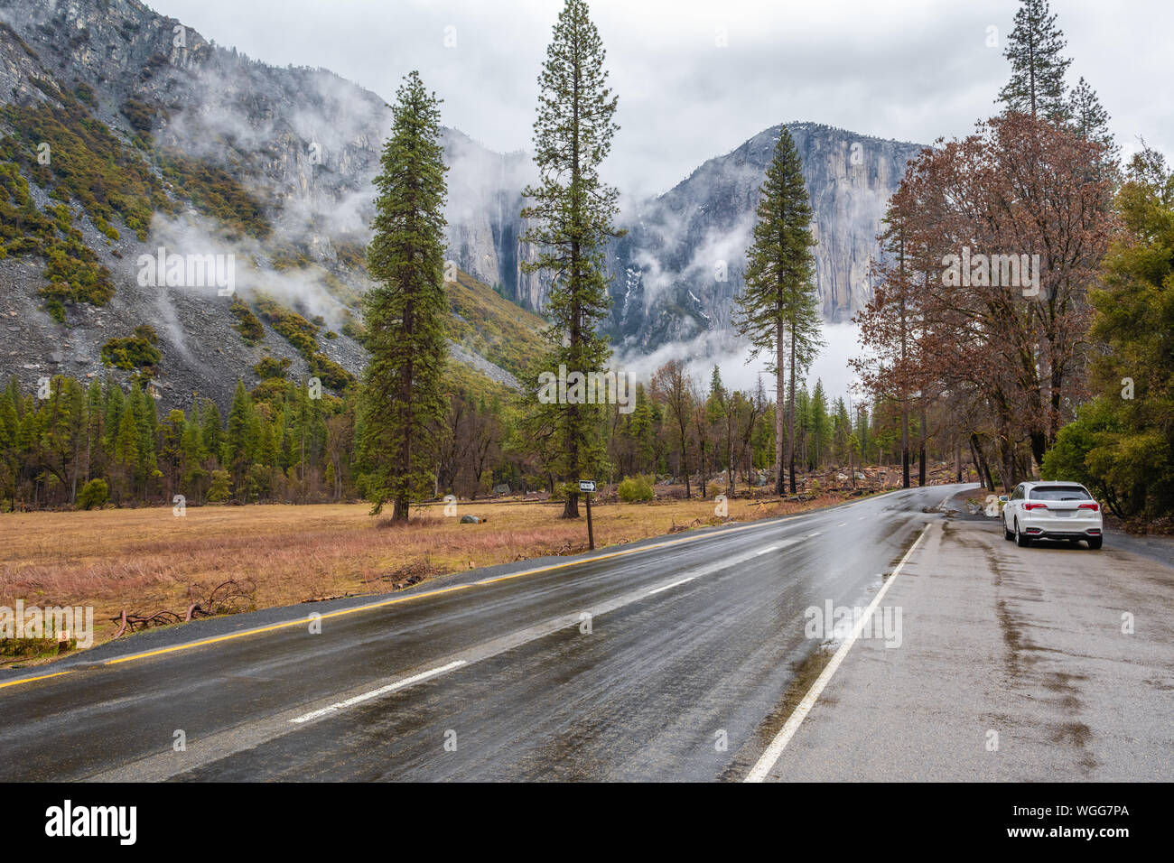 Yosemite national park spring road hi-res stock photography and images ...