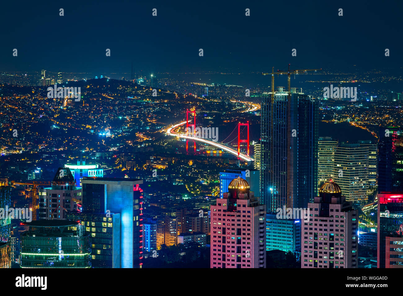 Lit tower bridge hi-res stock photography and images - Alamy