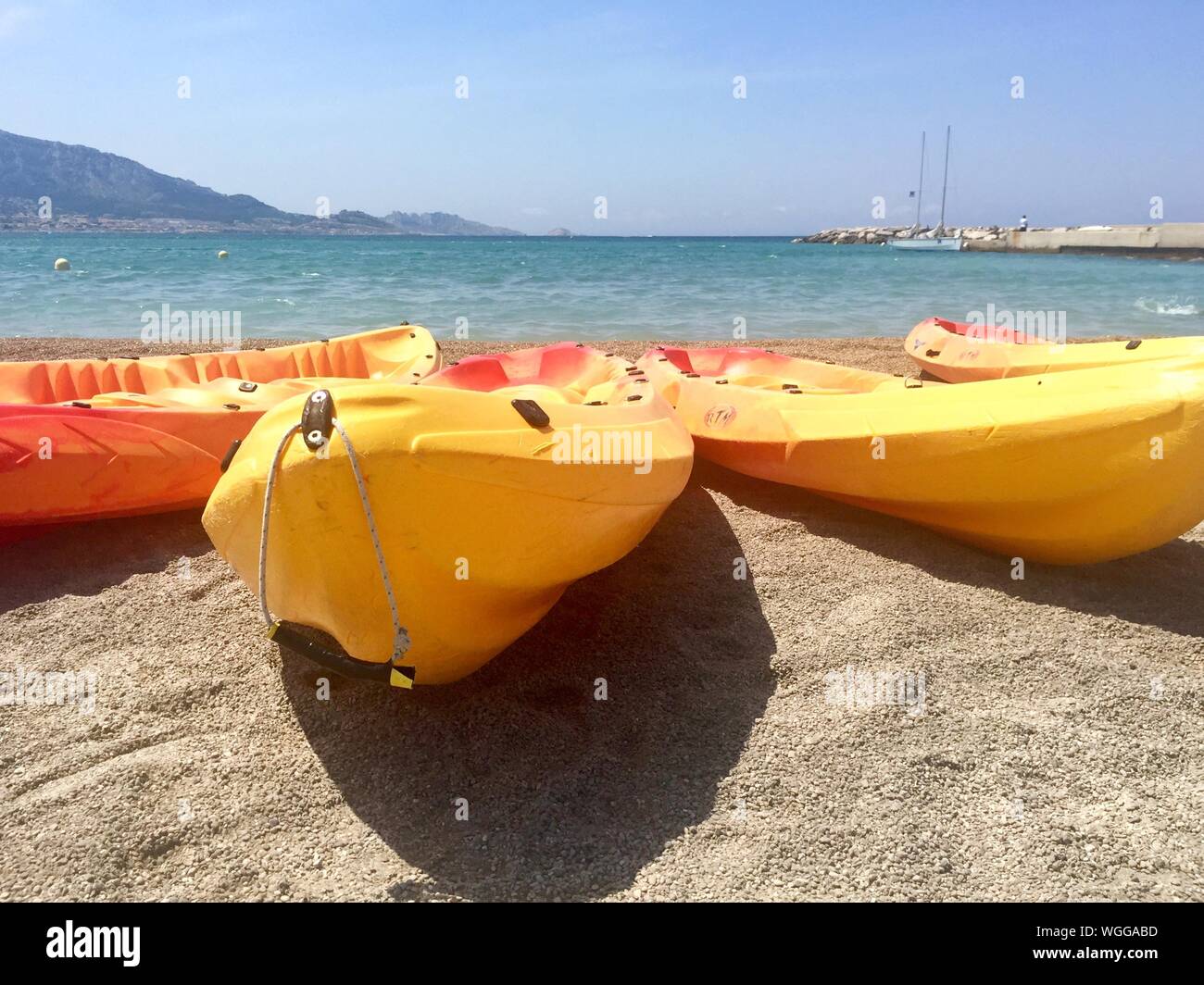 Yellow canoes hi-res stock photography and images - Alamy