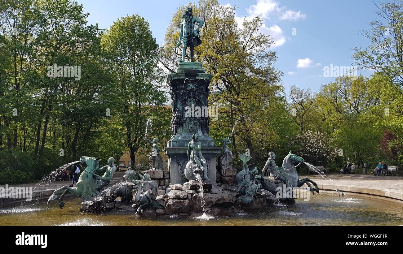 Water fountain with statue hi-res stock photography and images - Alamy