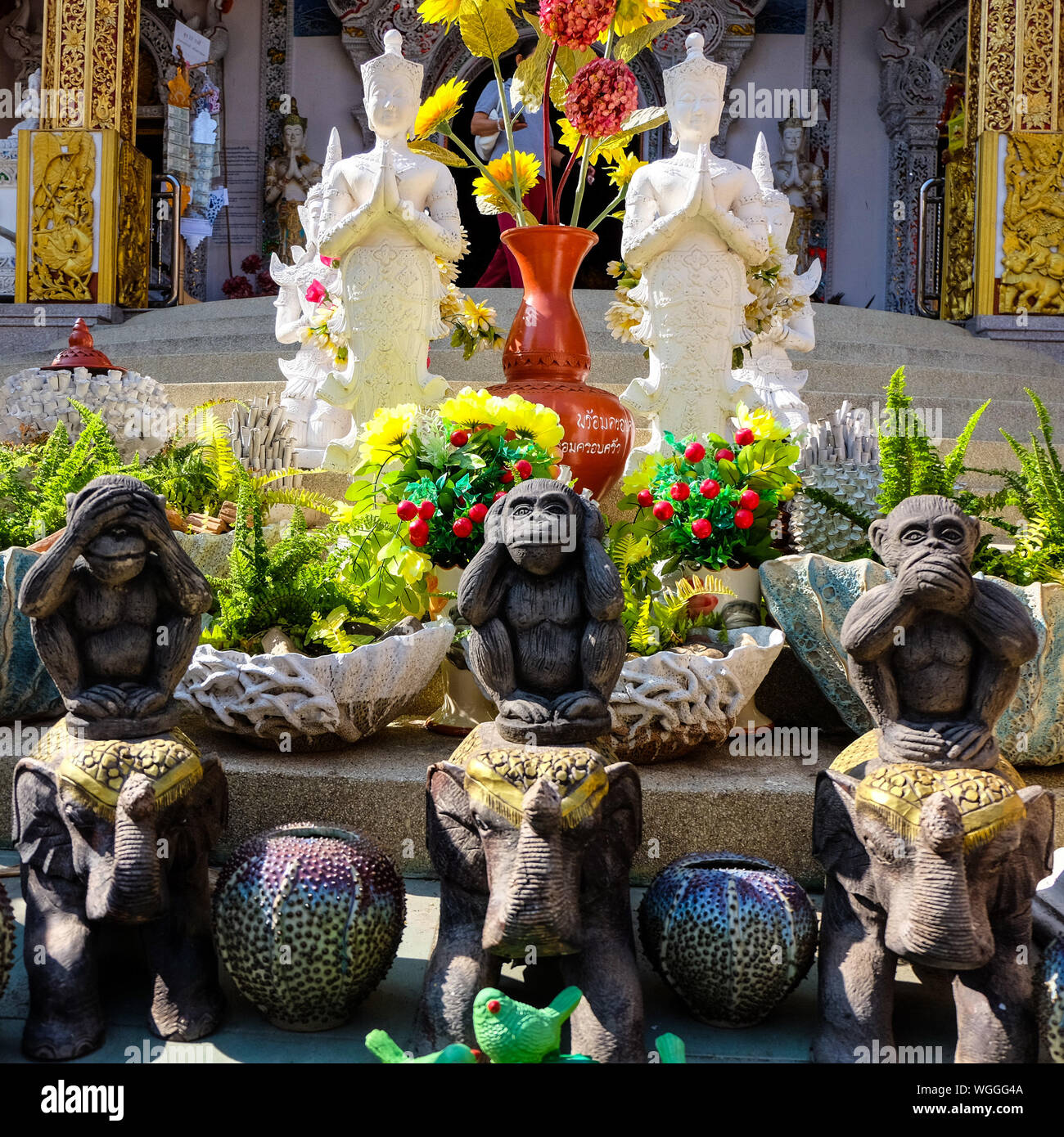 Animal temple sculpture hi-res stock photography and images - Alamy