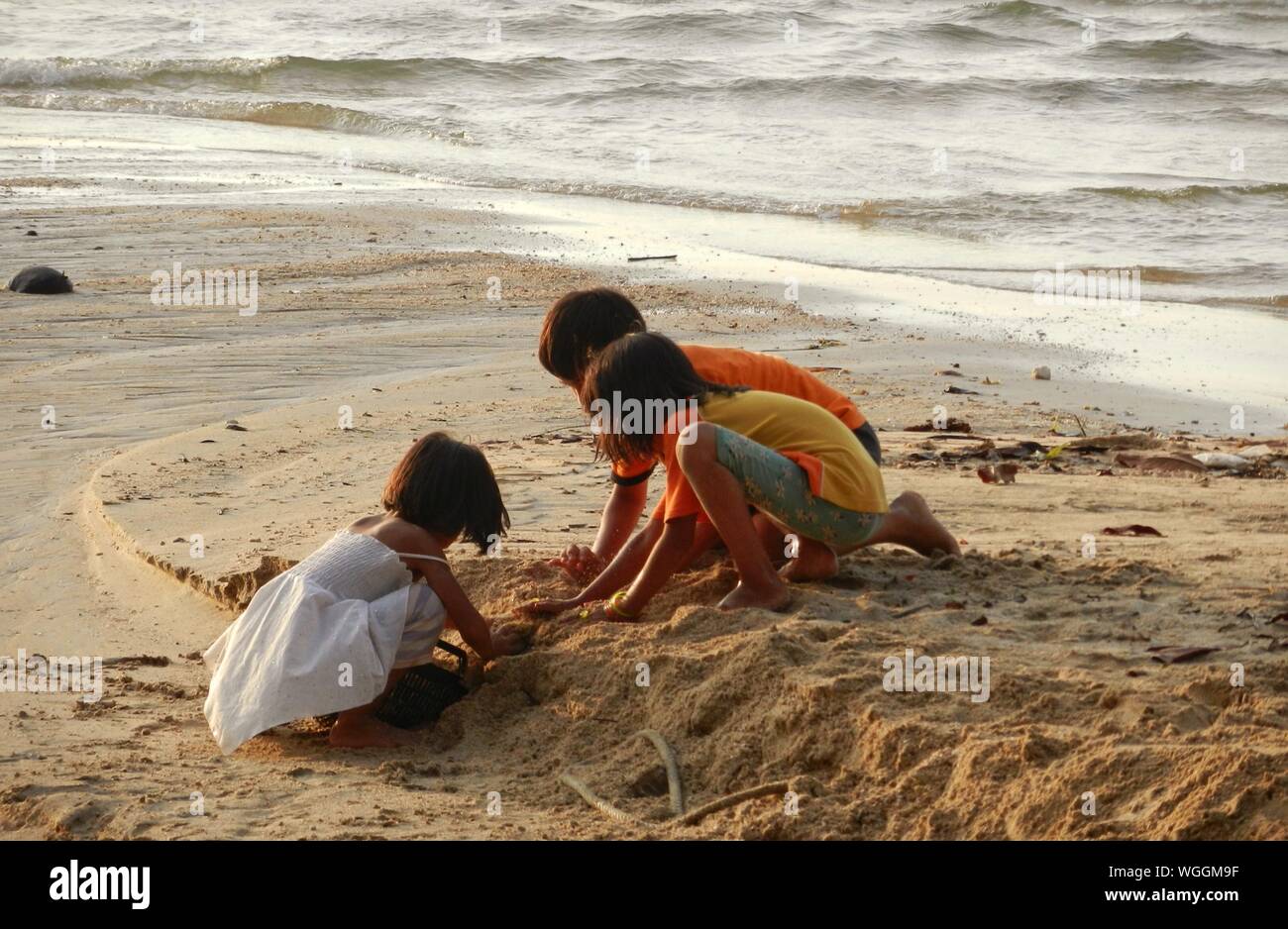 Children playing in sand water hi-res stock photography and images - Alamy