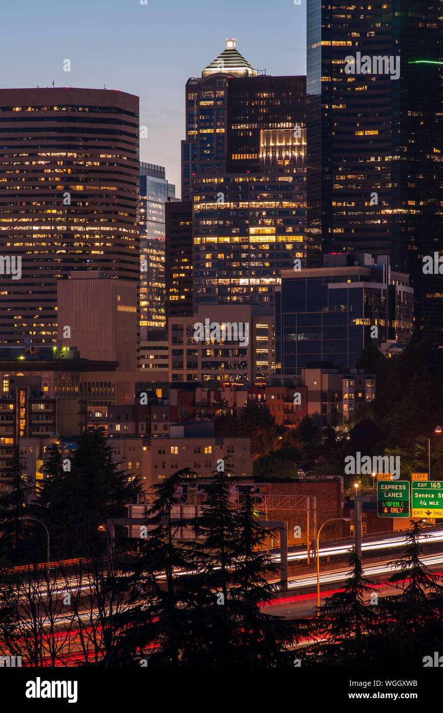 Downtown seattle and the i 5 interstate at night hi-res stock ...