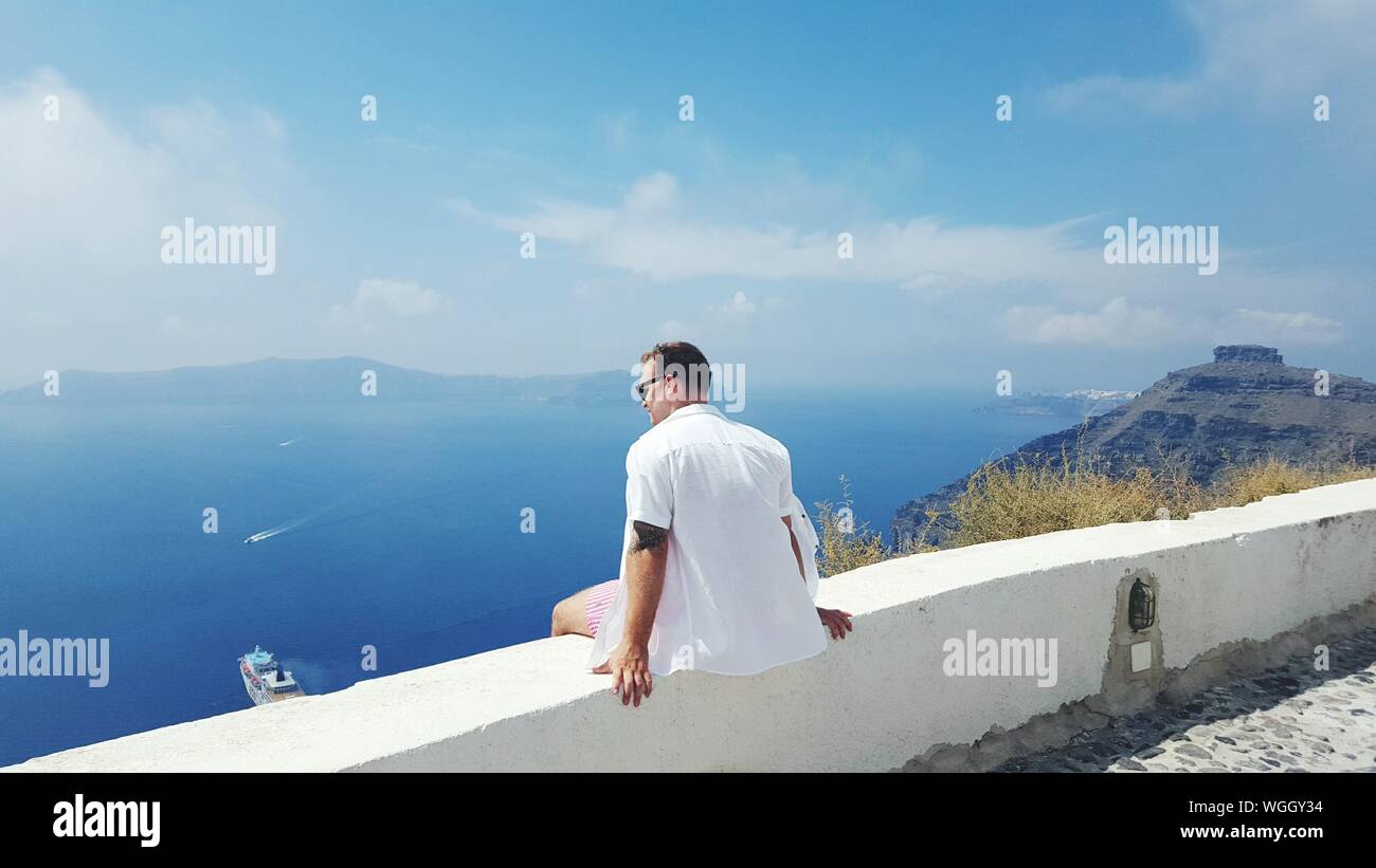Man sitting on wall hi-res stock photography and images - Alamy