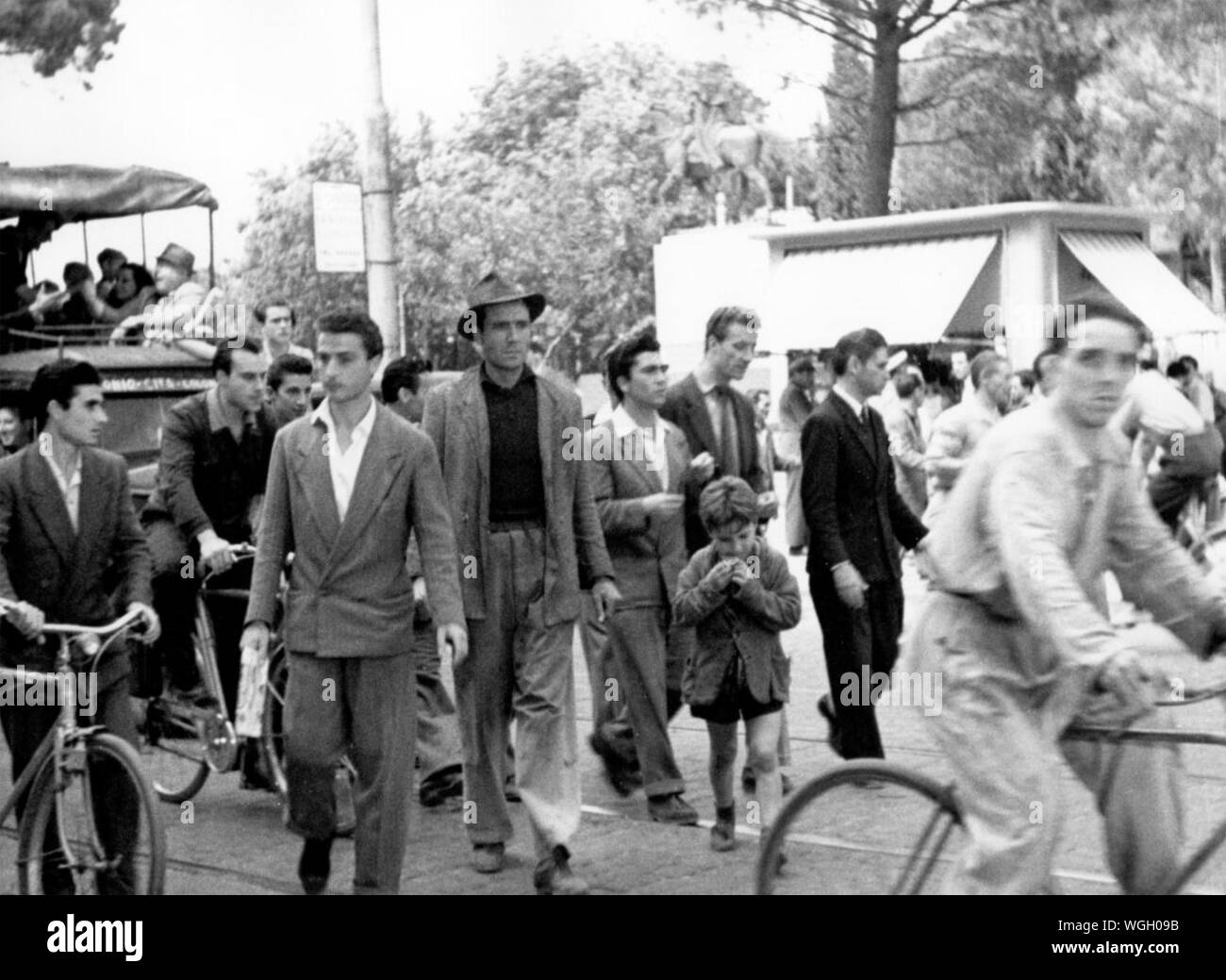 Bicycle thieves movie hi-res stock photography and images - Alamy