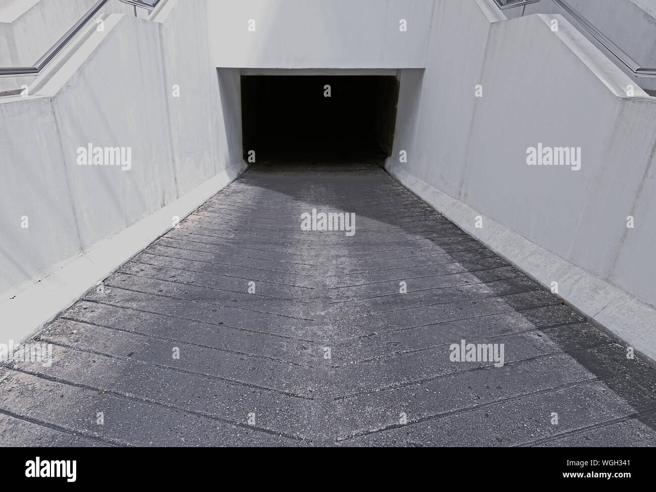 Entrance to tunnel hi-res stock photography and images - Alamy