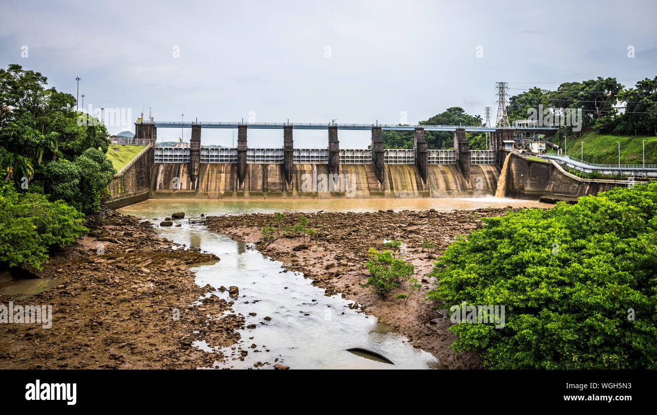 Panama canal dam at Miraflores lake Stock Photo - Alamy