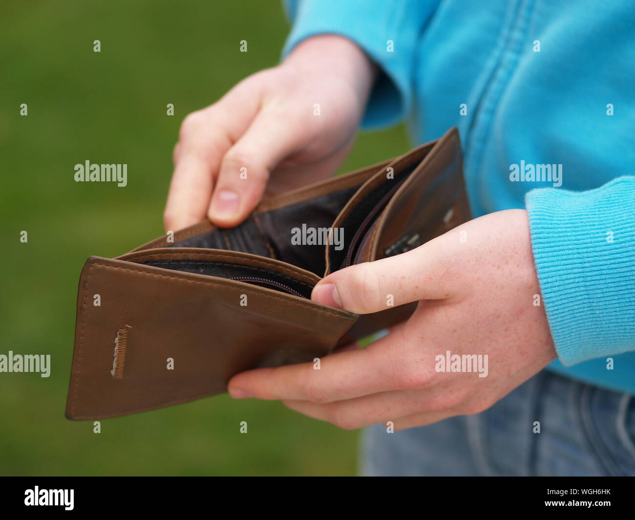 Showing empty wallet hi-res stock photography and images - Alamy