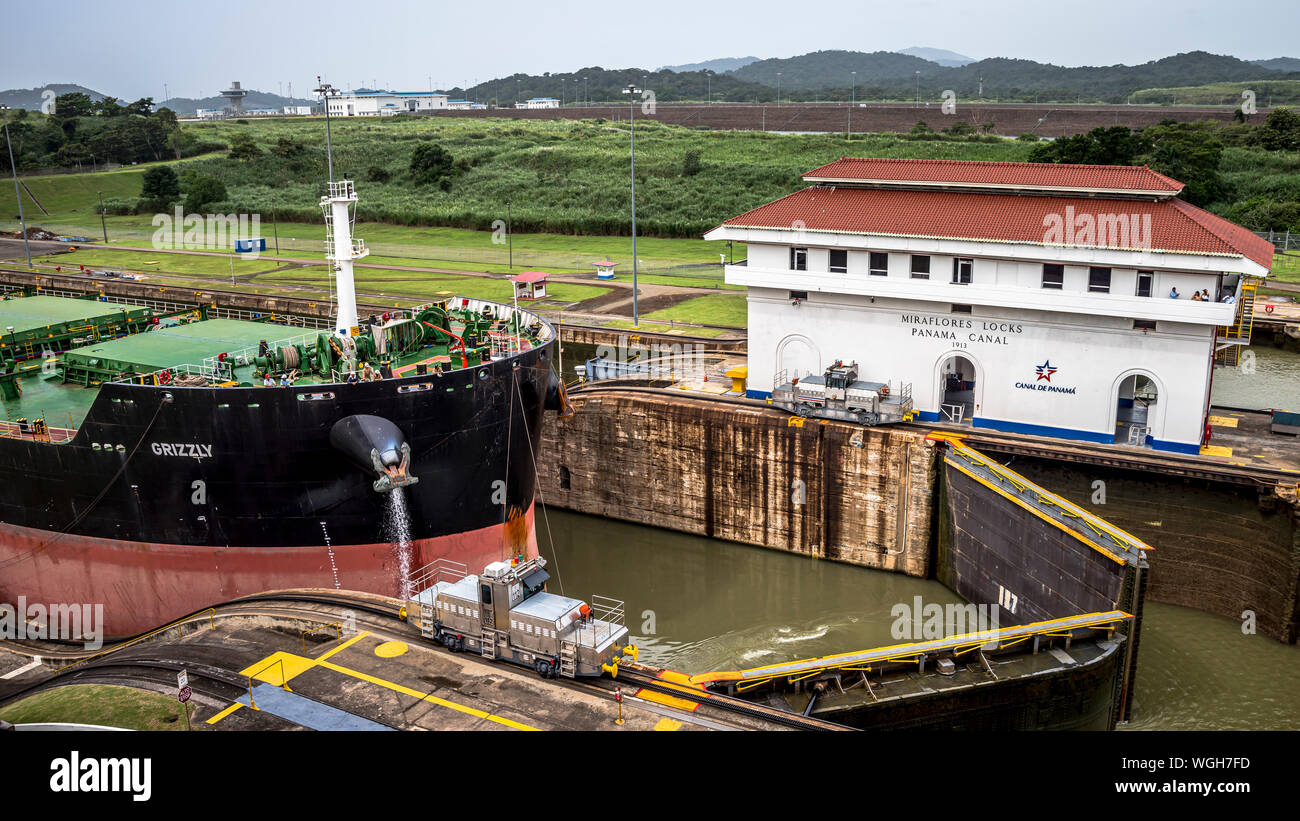 Panama canal cruise ship hi-res stock photography and images - Alamy