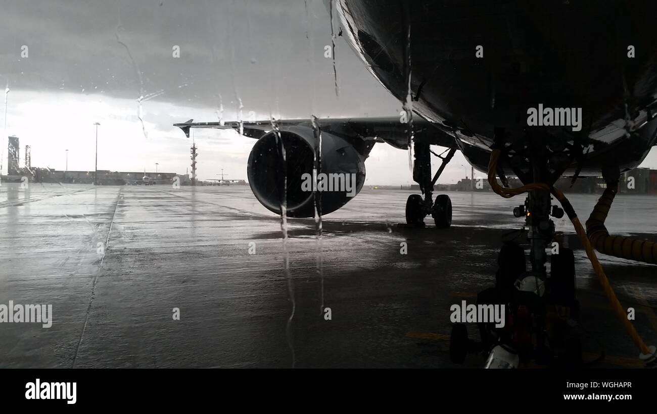 Rain airplane hi-res stock photography and images - Alamy