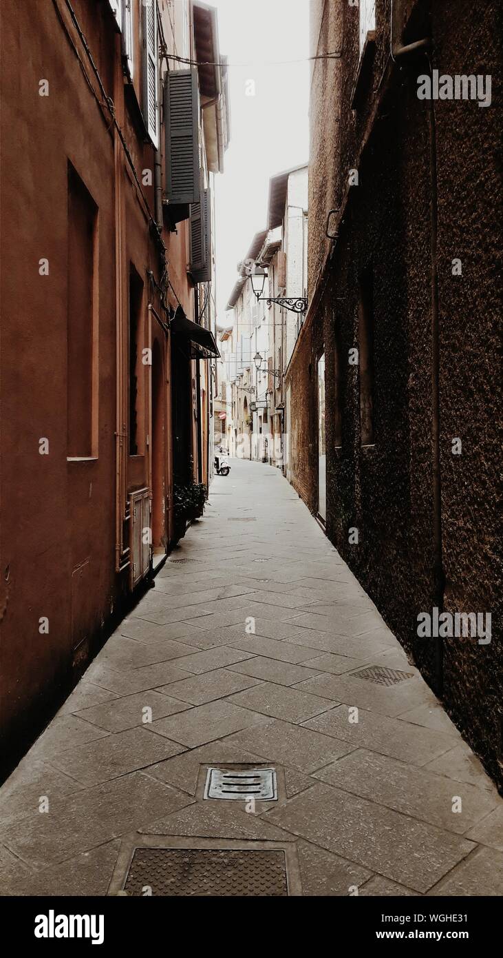 Alley between buildings hi-res stock photography and images - Alamy