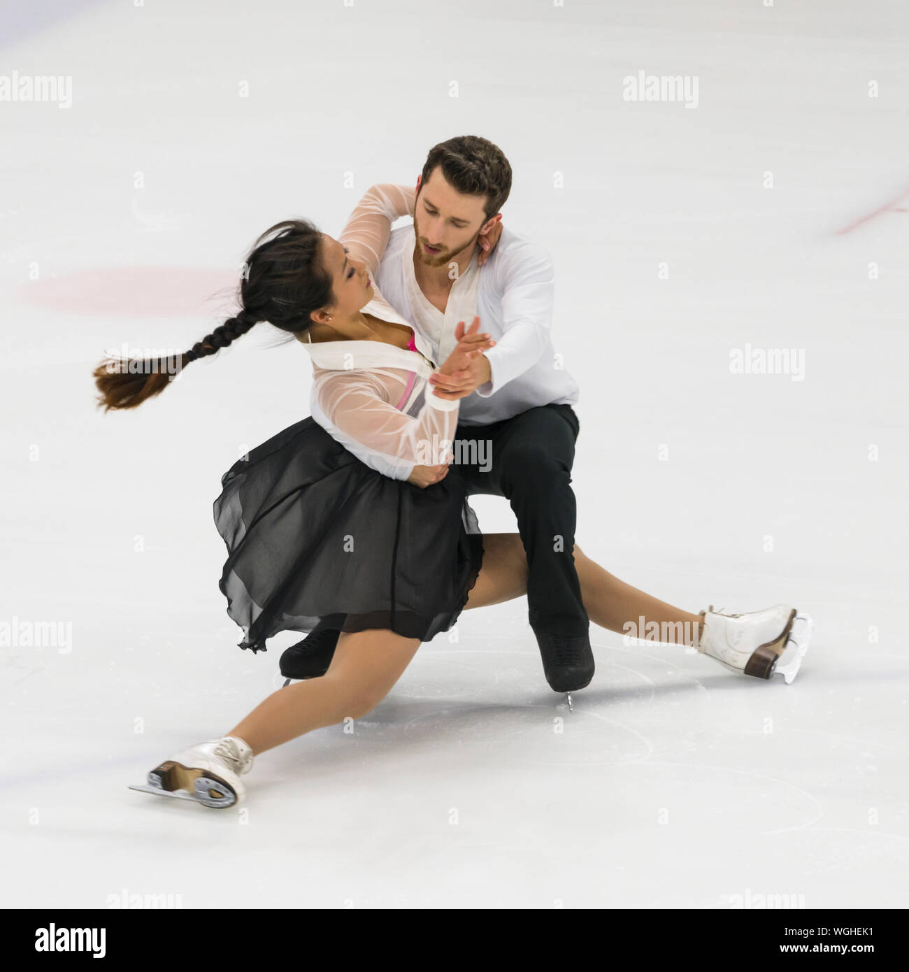Sport ice skating couple hi-res stock photography and images - Alamy