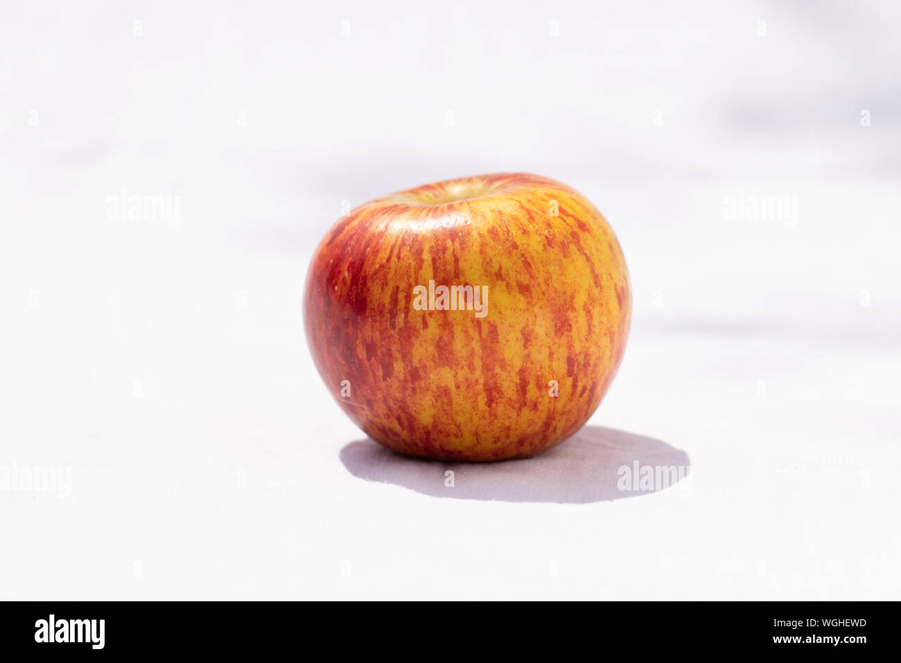 Single apple hi-res stock photography and images - Alamy